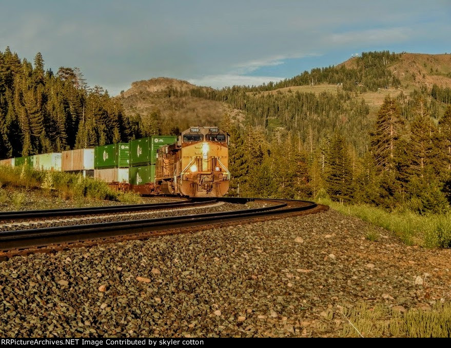 UP 7202 leads the KMNOA